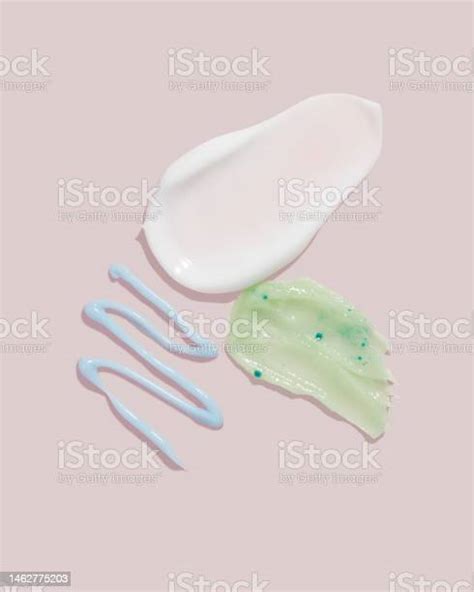 분홍색 배경에 다양한 화장품 마스크 크림 또는 각질 제거제 얼룩의 구성 아름다움 질감 화장품의 샘플 피부 관리에 대한 스톡 사진