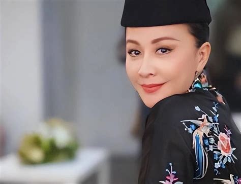 劉嘉玲徹底崩潰！當年綁架真相遭曝光，結婚17年無子真相大白，網友：難怪梁朝偉非她不娶