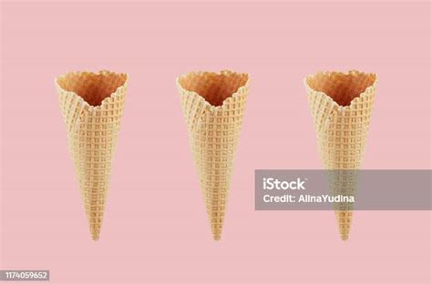 분홍색 배경에 세 개의 빈 선명한 아이스크림 콘 세트 광고 디자인 메뉴 여름 음식에 대한 조롱 3가지 개체에 대한 스톡 사진 및 기타 이미지 Istock