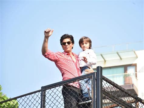 Shahrukh Khan Waves At The Sea Of Fans Gathered Outside Mannat Filmibeat