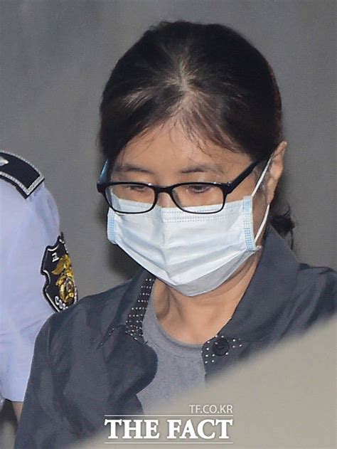 TF포토 마스크로 얼굴 가린채 법정 향하는 최순실 포토 기사 더팩트