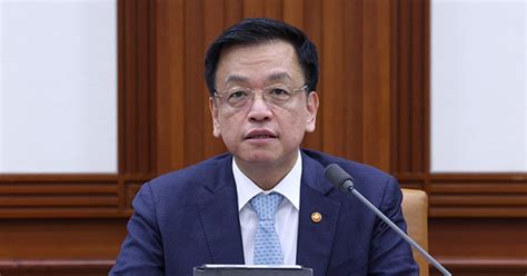 민주당 “권한대행이 외신 단독 인터뷰대권 ‘헛꿈 버려라”