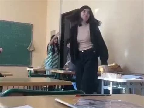 교실에서 집단 폭행을 보고 놀란 교사가 달려가자mp4 유머 게시판