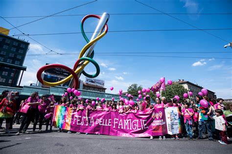 Famiglie Arcobaleno La Piazza Cresce E Si Sposta Alla Scala Il Manifesto