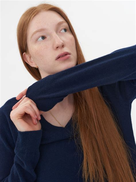 Womens Essential Cashmere V Neck Navy Gobi Cashmere
