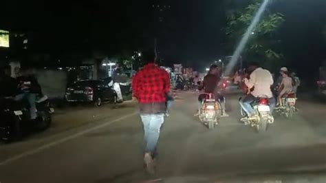 Odisha Shocker उधार ना चुकाने की ऐसा सजा युवक को स्कूटी से बांधकर