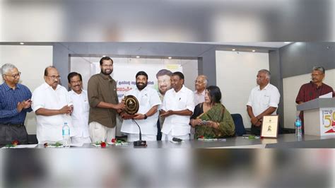 വികാരനിർഭരമായി ആർ ഗോപീകൃഷ്‌ണൻ അവാർഡ് ദാനവും ഓർമച്ചിത്ര പ്രകാശനവും Minister V N Vasavan Gives