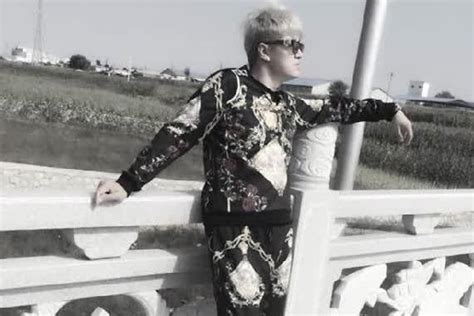 摩登兄弟大火，他却这样评价：粉丝简直神经病，刷钱刷得跟草纸一样！