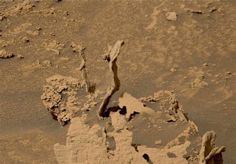 Nasas Curiosity Rover Spots Weird Twisted Rock Towers On Mars Newsweek