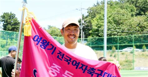 포토 설봉중 이광선 감독 여왕기 들고 활짝