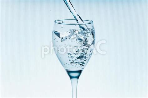 グラス 水を注ぐ No 25004444｜写真素材なら「写真ac」無料（フリー）ダウンロードok