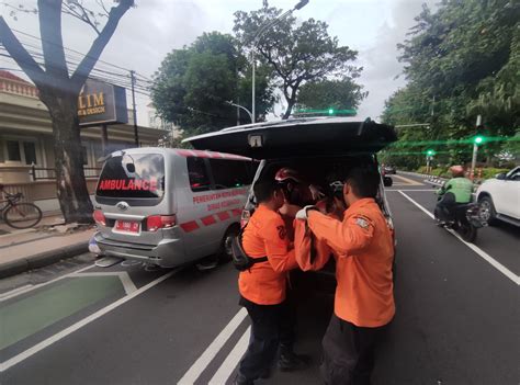 Hindari Motor Truk Tangki Air Terguling Di Surabaya KilasJatim