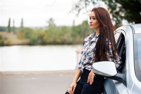 여자는 거리에 서서 차에 기대어 기다립니다 30 34세에 대한 스톡 사진 및 기타 이미지 30 34세 35 39세 가을 Istock
