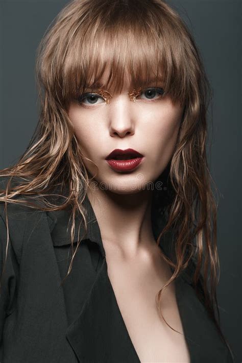 Sexy Blondes Mädchen Mit Den Roten Lippen Und Gold Auf Den Augen In