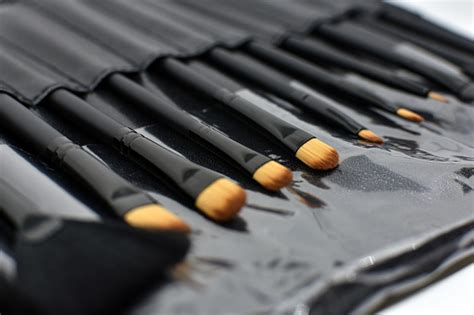 메이크업과 속눈썹 브러쉬 화장품 개념 메이크업 개념 텍스트에 대한 공간 이미지를 복사하기위한 다양한 전문 여성 화장품 브러시의 평면 상단보기 세트 0명에 대한 스톡 사진 및