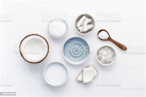 흰색 나무 테이블 배경에서 만든 코코넛 제품입니다 오일 스크럽 우유와 위에서 로션 볼 수 있습니다 공간과 배경에 대 한 좋은입니다 각질제거에 대한 스톡 사진 및 기타 이미지