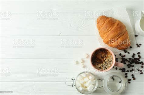 흰색 나무 배경에 커피 타임 액세서리 텍스트 공간 휴식 시간 0명에 대한 스톡 사진 및 기타 이미지 0명 마실 것 머그 Istock