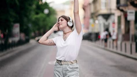 รูปภาพpleasant Looking เลือกดูภาพถ่ายสต็อก เวกเตอร์ และวิดีโอ1 270