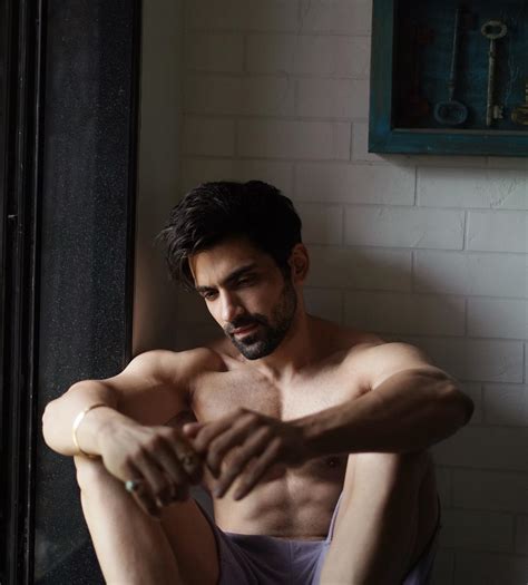 Arjit Taneja Goes Shirtless And Says ‘live And Learn Karan Johar Goes Lovestruck Iwmbuzz
