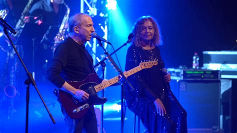 דני סנדרסון עם מזי כהן סוף הרשימה מתוך מופע מחווה 40 שנה לגזוז