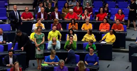 무지개 깃발ㆍ우크라이나 국기 안돼” 국회의원들 ‘옷핀ㆍ배지쇼 없앤 독일 의회