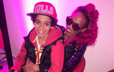 Karol Conká faz rara aparição o filho Jorge OFuxico