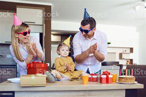 그의 생일에는 케이크와 함께 가족 축 하 합니다 행복 한 아이 3 명에 대한 스톡 사진 및 기타 이미지 3 명 가정의 방