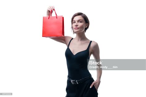 그녀의 손에 공예 빨간 패키지를 들고 아름다운 젊은 여자 Shopaholics 개념 지출 휴일 선물 블랙 프라이데이 쇼핑 센터