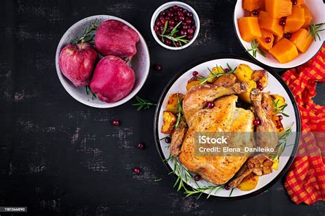 가을 잎으로 장식 된 소박한 스타일의 테이블에 크랜베리로 장식 된 구운 칠면조 추수 감사절 구운 닭고기 맨 위 보기 가을에 대한 스톡 사진 및 기타 이미지 Istock