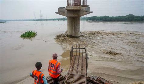 High Alert As Yamuna Water Level Crosses 20725 Metres Russian