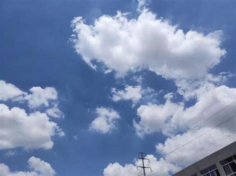 蓝天白云治愈系说说 朋友圈发天蓝的说说 蓝天白云的幽默句子 大山谷图库