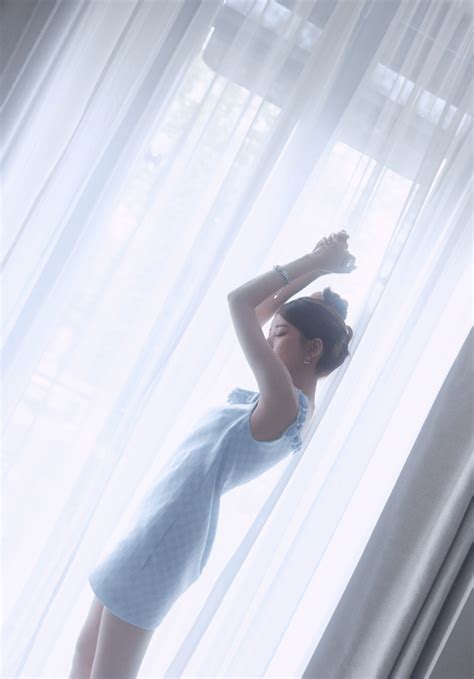 赵露思穿蓝色吊带裙配花苞头拍大片 尽显朦胧之美 搜狐大视野 搜狐新闻