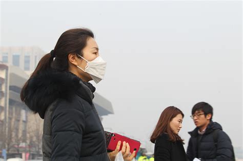 포토 미세먼지 비상 마스크 쓰고 이동하는 시민 민중의소리