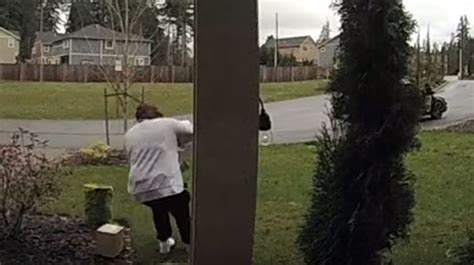 Punie Pour Sa Mauvaise Action Elle Se Casse La Jambe En Volant Des