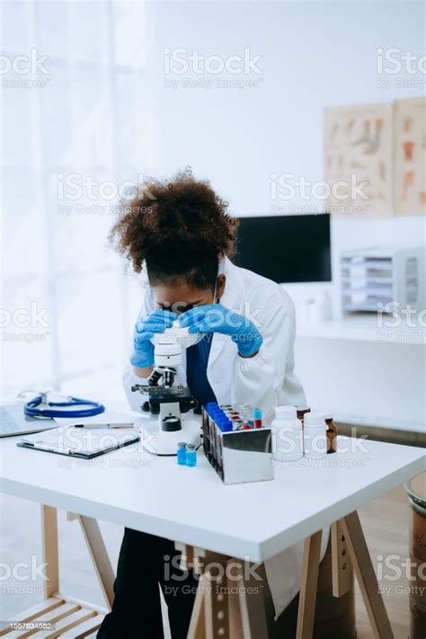 현대 의학 연구소 생화학 샘플을 분석하는 마이크로 피펫을 사용하는 아프리카 여성 과학자 의학을 위한 첨단 과학 화학 실험실 20