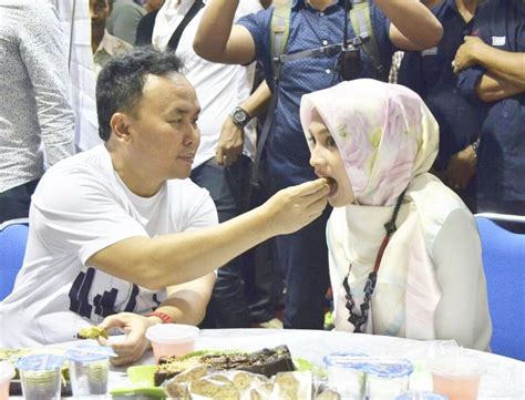 Menjadi Gubernur 10 Potret Mantan Suami Ussy Sulistiawaty