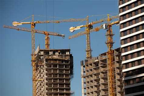 엔지니어링 및 개발 건설 크레인과 키가 큰 미완성 건물 현대 도시 건축 0명에 대한 스톡 사진 및 기타 이미지 0명 강철