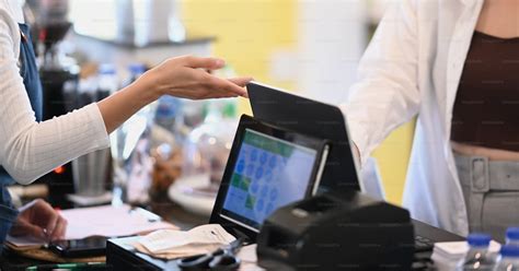 젊은 여성 커피 숍 주인이 새로운 메뉴 고객을 추천합니다 사진 Unsplash의 태국 이미지