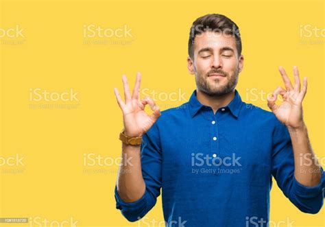 격리 된 배경 위에 잘생긴 젊은이 휴식과 명상 손가락으로 제스처를 하 고 폐쇄 눈으로 웃 고 요가 개념 개념에 대한 스톡 사진