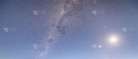 夜空中两颗明亮的星星和银河