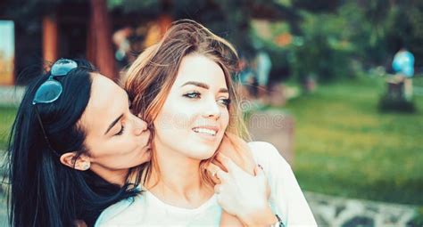 De Couples Concept Lesbien Ensemble Leçon De Baiser Baisers De Deux