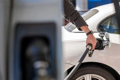 Gasoline Prices Soar To Us Seasonal Record On Crudes Rally Bloomberg