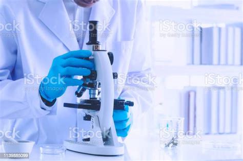 실험실 배경에서 실험실 유리를 가진 플라스 크에서 샘플링 오일 또는 화학 액체를 들고 과학자 Stem 주제에 대한 스톡 사진 및
