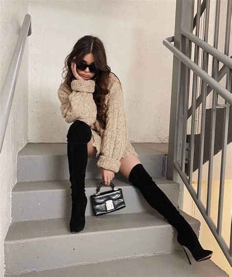 Hailee Steinfeld Thigh High Boots Scrolller