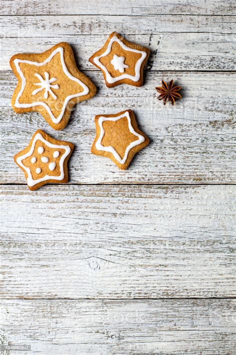 흰색 나무 배경에 유약과 향신료의 패턴별 모양의 크리스마스 진저 브레드의 코너 0명에 대한 스톡 사진 및 기타 이미지 0명 12월 가정 생활 Istock