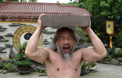 中国硬气功第一人刀枪不入头碎大石称可轻松击败拳王泰森
