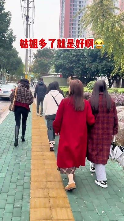 當年媒婆說；男方有六個姐姐條件都不錯。男方長得啥樣我都沒有看清楚立馬同意啦。這不是結婚十幾年了。孩子吃的穿的用的都是姑姑們包了。他們會幫你