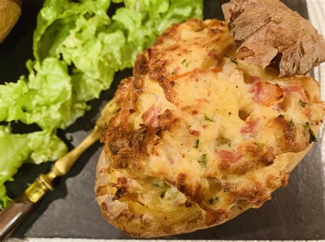 POMMES DE TERRE FARCIES AU JAMBON ET À LA TOMATE