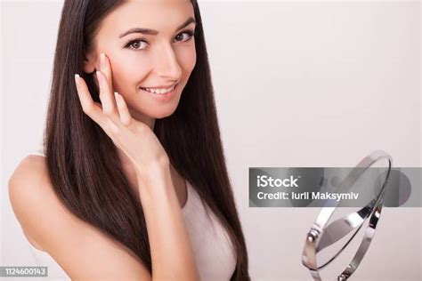 아름다움 피부 관리 및 사람들 개념웃는 얼굴을 보고 크림을 적용 하는 젊은 여 자가 집에서 욕실 거울에 낮에 대한 스톡 사진 및 기타 이미지 Istock