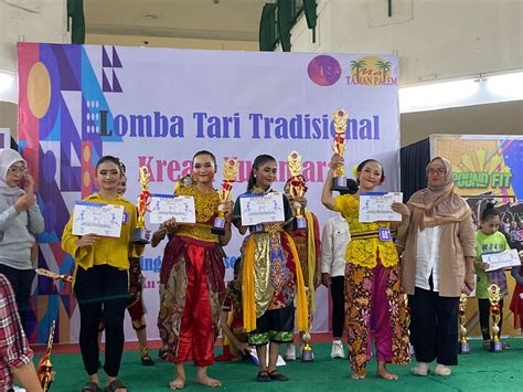Universitas BSI Kampus Karawang Raih Juara 1 Lomba Tari Tradisional Dan